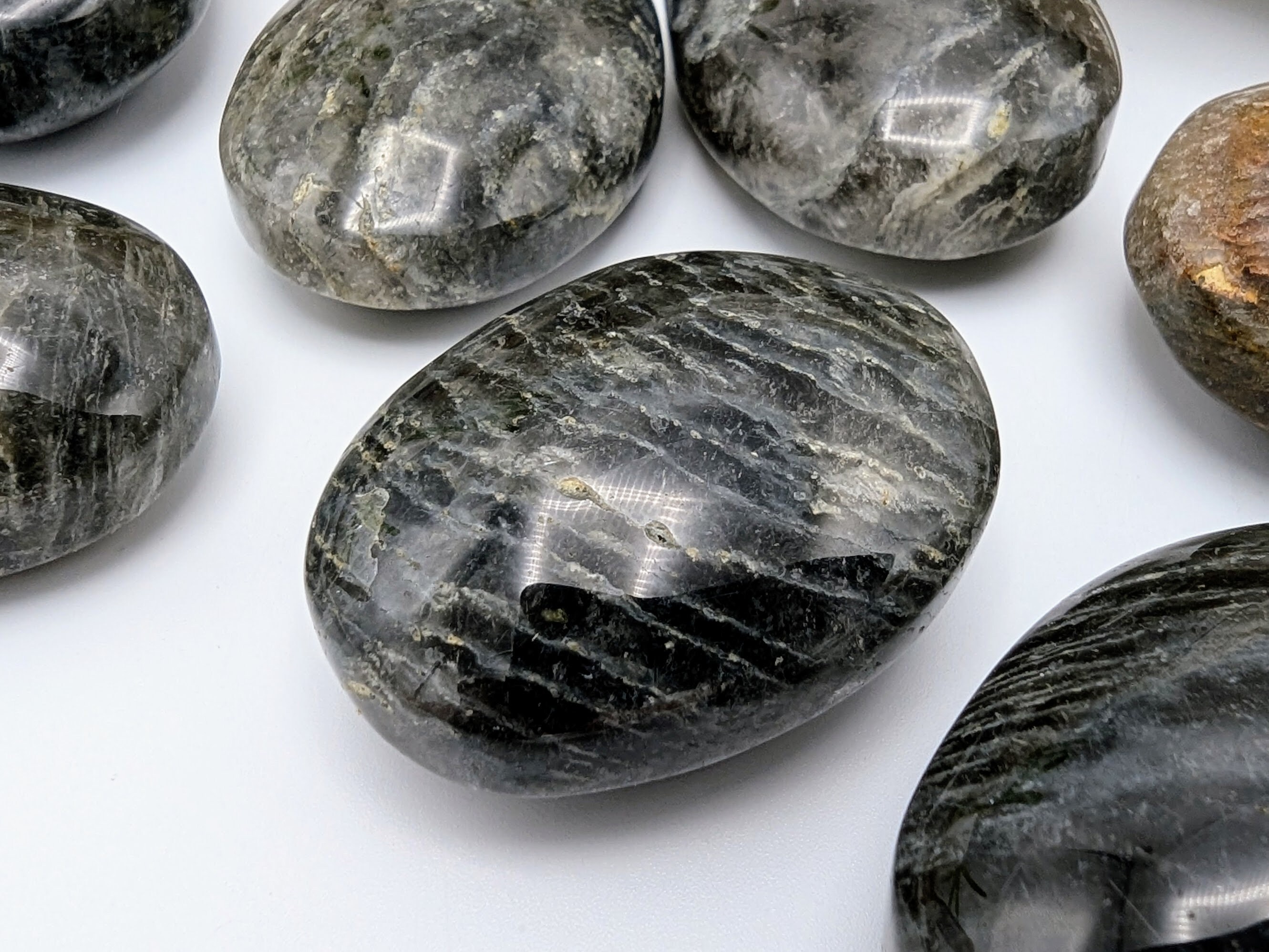 Mini Thousand Layer Lodolite Garden Quartz Palm Stone for Meditation ...