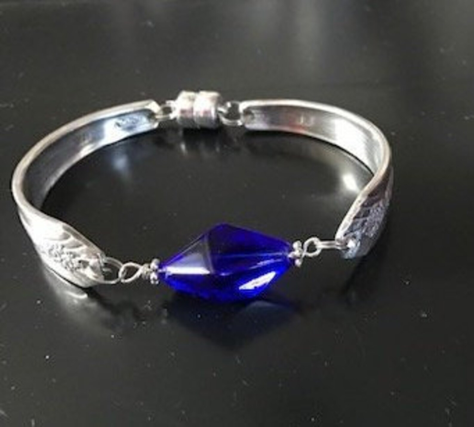 Pulsera plateada con cristales azules profundos, tamaño de las señoras ...