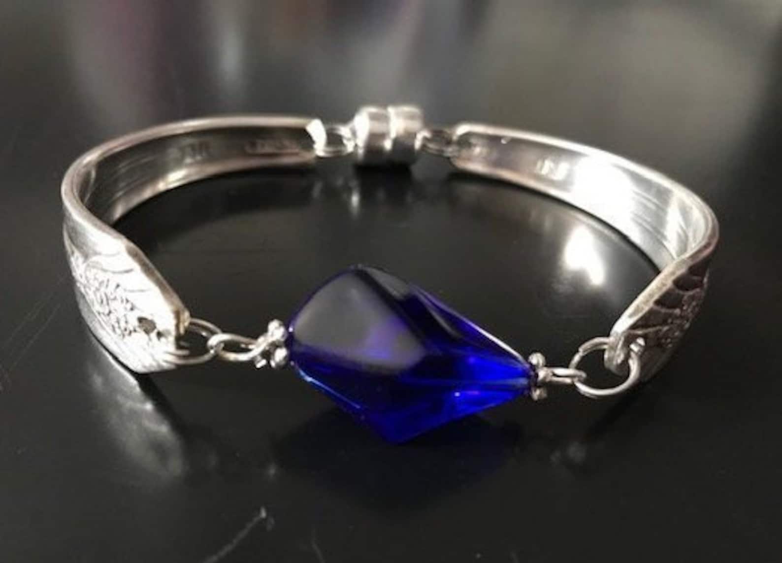 Pulsera plateada con cristales azules profundos, tamaño de las señoras ...