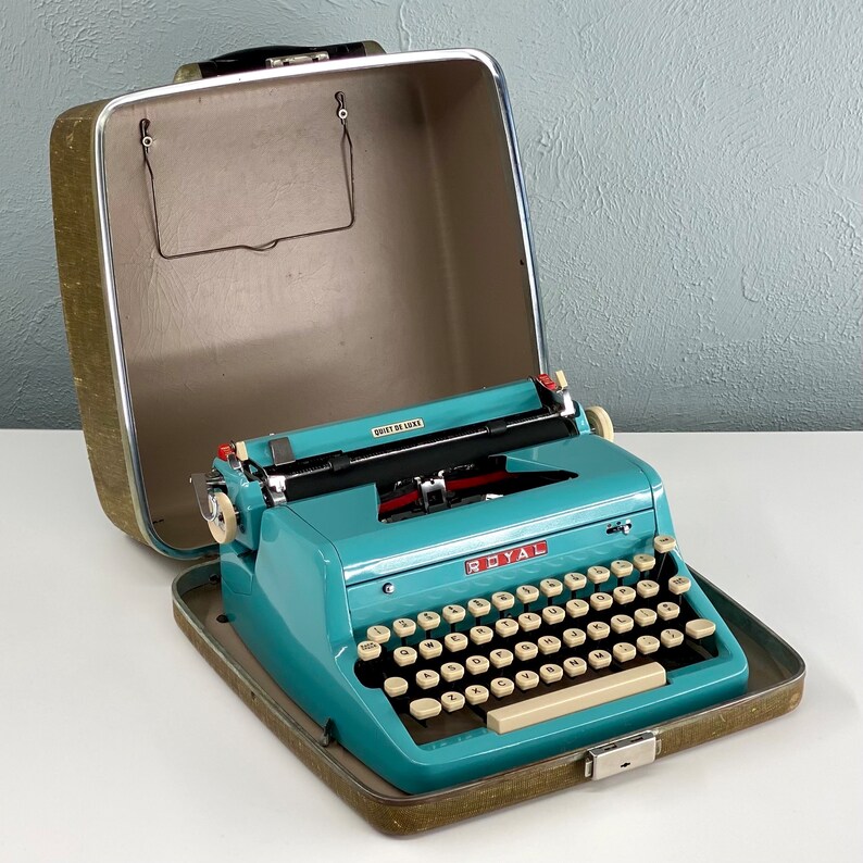 1956 Turquoise Royal Quiet De Luxe Typewriter - Very Good Working ...