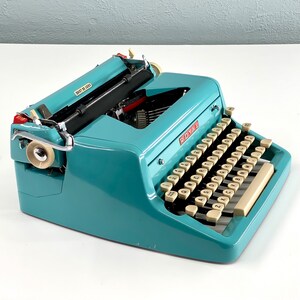 1956 Turquoise Royal Quiet De Luxe Typewriter - Very Good Working ...