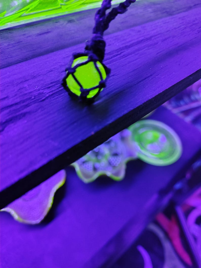 Vaseline Uranium Glass Necklace + UV Keychain Light, Glow-in-the-dark ...