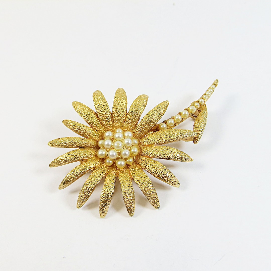 1960s Daisy Flower Brooch Pin , Very Lovely Approx. 1960s Glass Pearl ...