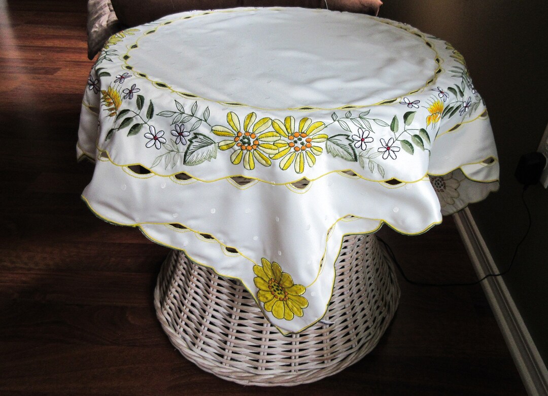 Square Table Cover, Daisy Embroidery Cutwork Applique, 33 Small Vintage ...