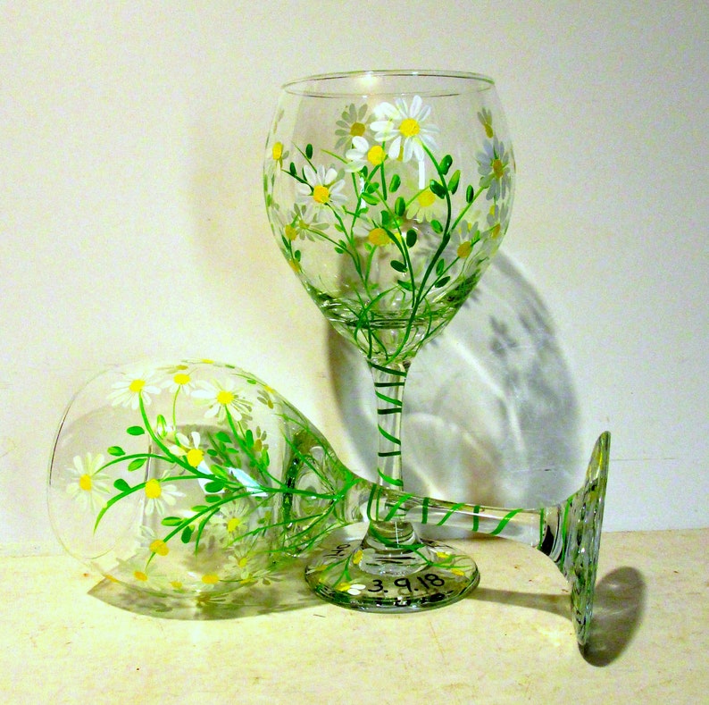 Dainty Daisies Hand Painted Wine Glasses Set of 2 - 20 Oz. Red Wine ...