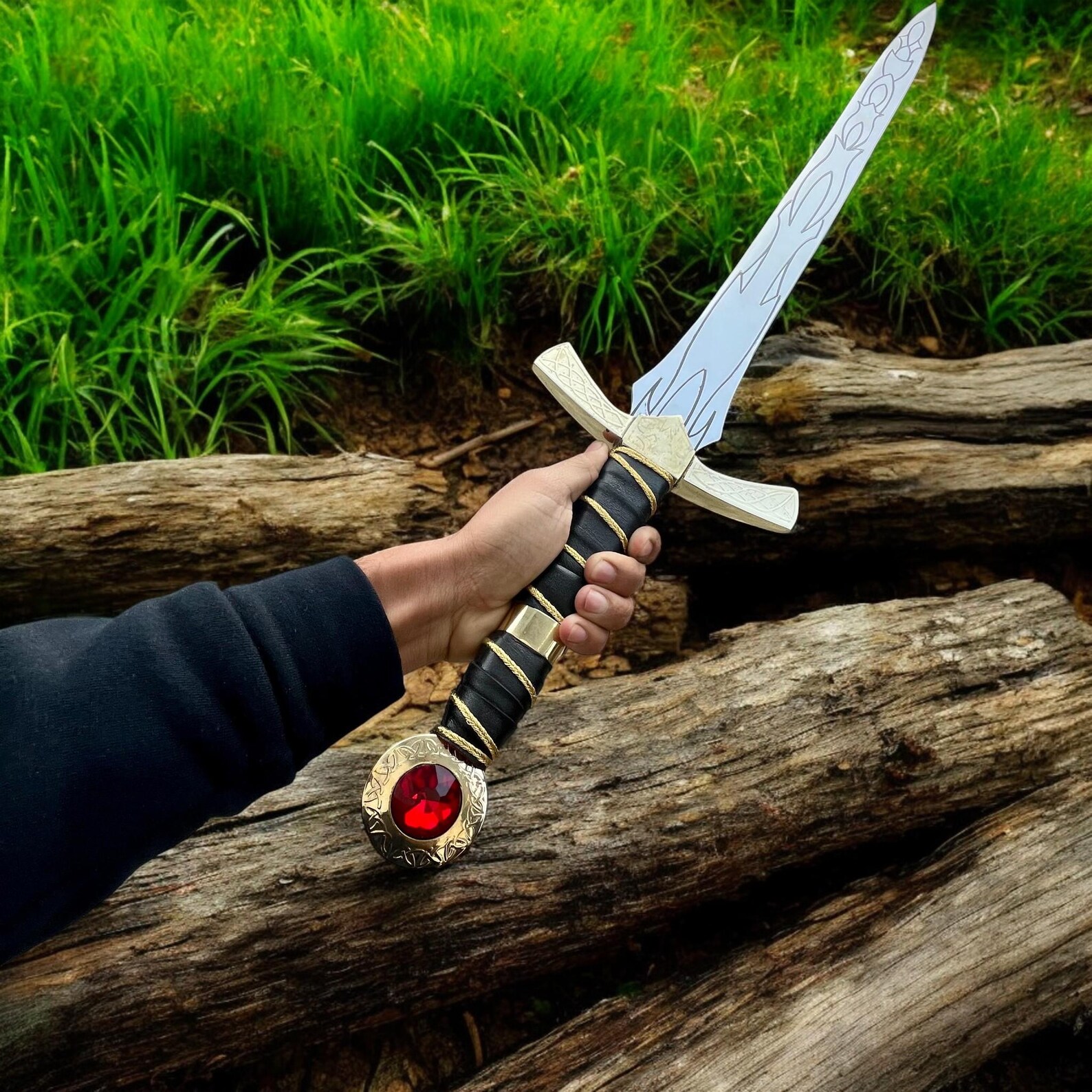 New Goldryn Throne of Glass Replica | Brass Guard, Etched Blade, Red ...