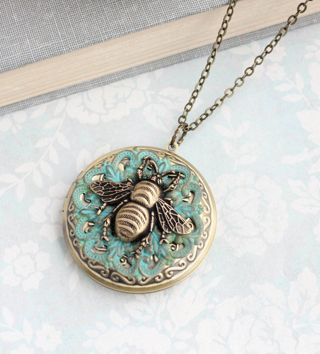 Honey Bee Necklace Large Round Picture Locket Pendant Keepsake Vintage ...