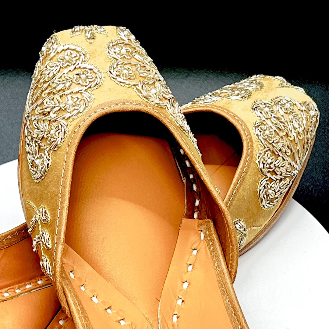 Golden Punjabi Jutti | Panjabi Wedding Jutti | Embroidered Indian ...