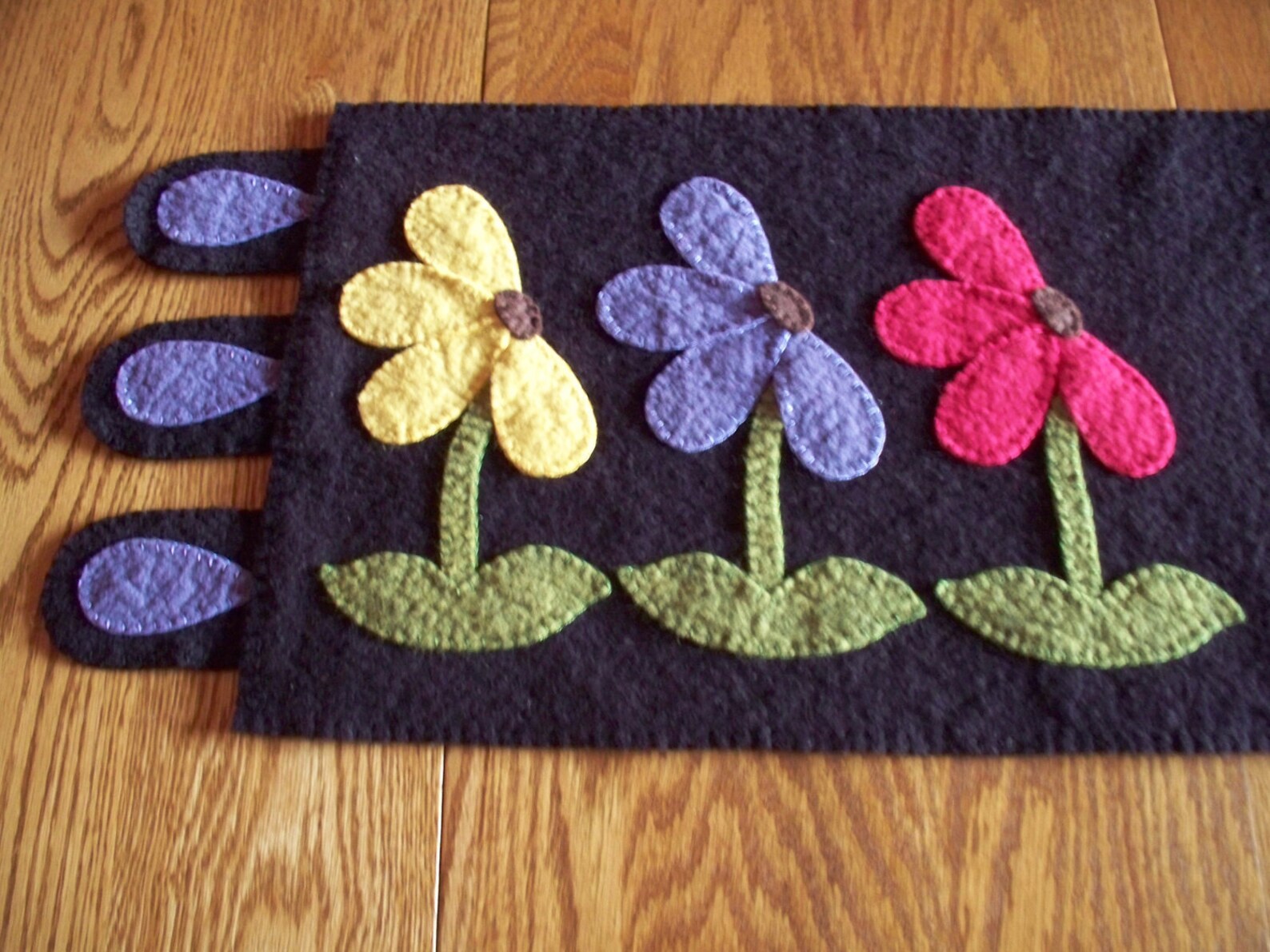Lazy Daisies Wool Felt Table Runner - Etsy