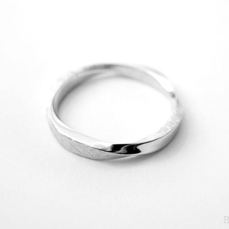 Mobius Wedding Band Mobius Stacking Gold Ring Minimalist - Etsy