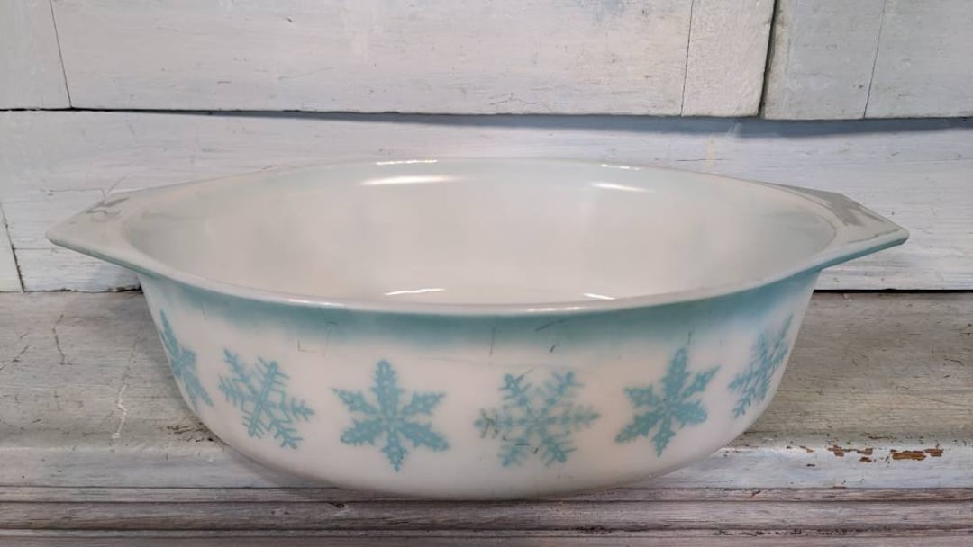 Large Vintage Pyrex Snowflake Casserole Dish - Etsy