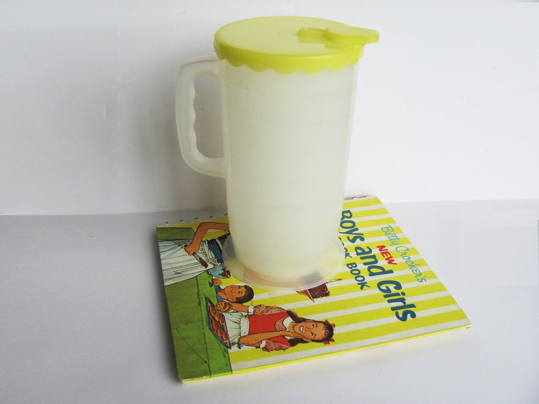 Pitcher Blisscraft of Hollywood Yellow Scalloped Top, White Two Quart ...