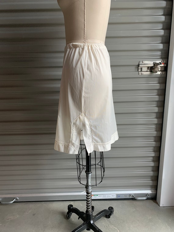 1950s White Half Slip with Embroidered Poodle 28 to 3… - Gem