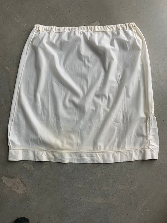 1950s White Half Slip with Embroidered Poodle 28 to 3… - Gem