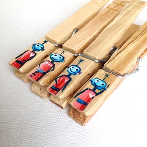 ROBOT FAMILY CLOTHESPINS Hand Painted Magnetic Clothespins Retro Robots ...