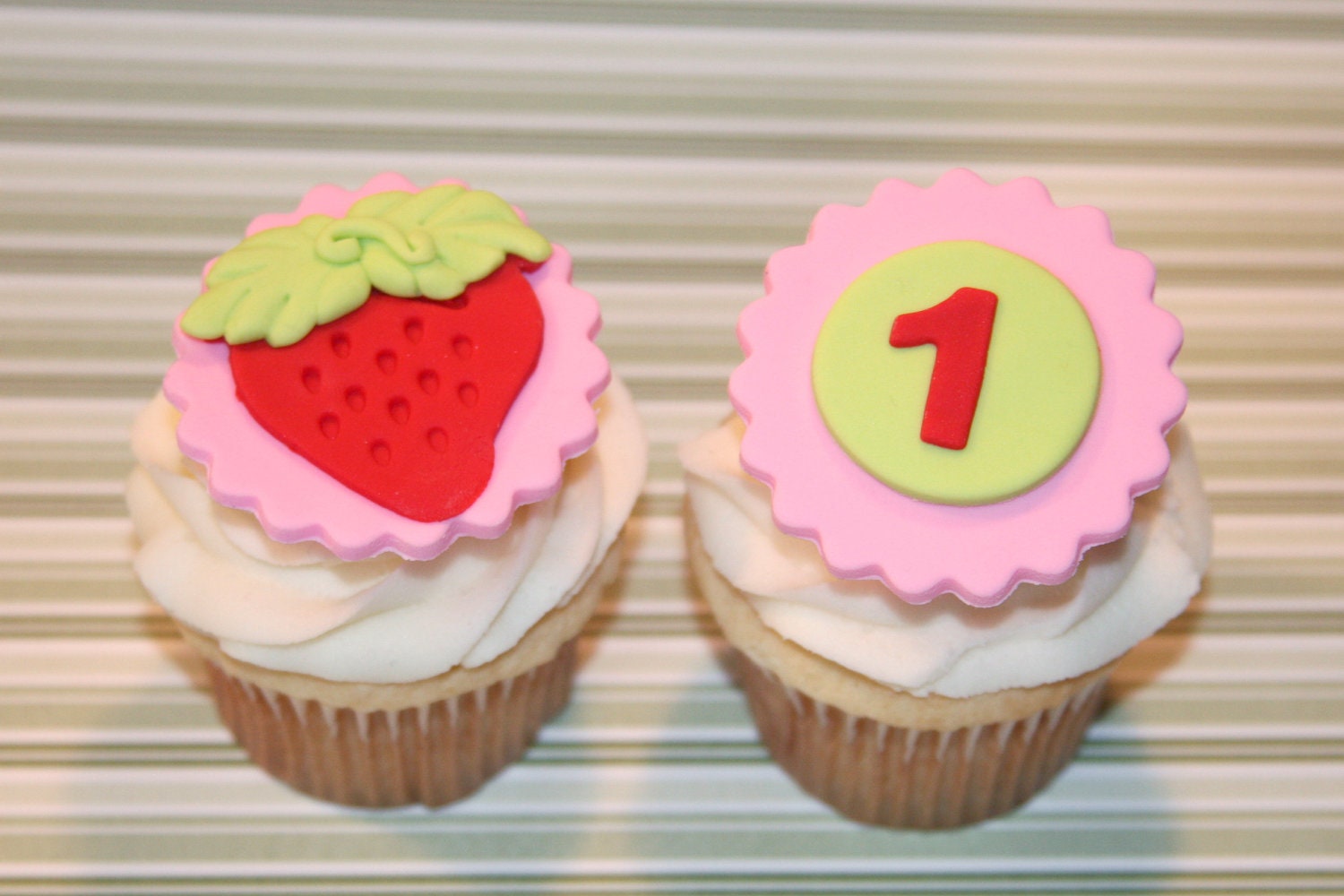 Fondant Cupcake Toppers Strawberry - Etsy Fondant Cupcake Toppers Strawberry - Etsy