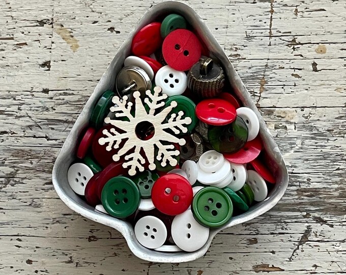 Vintage Christmas Button Tin: 100+ Holiday Buttons for Mixed Media or ...