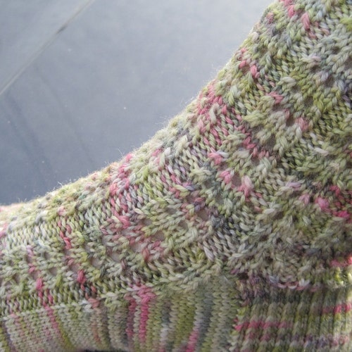 Knit Sock Pattern: Easy Two Color Mismatched Socks Knitting - Etsy