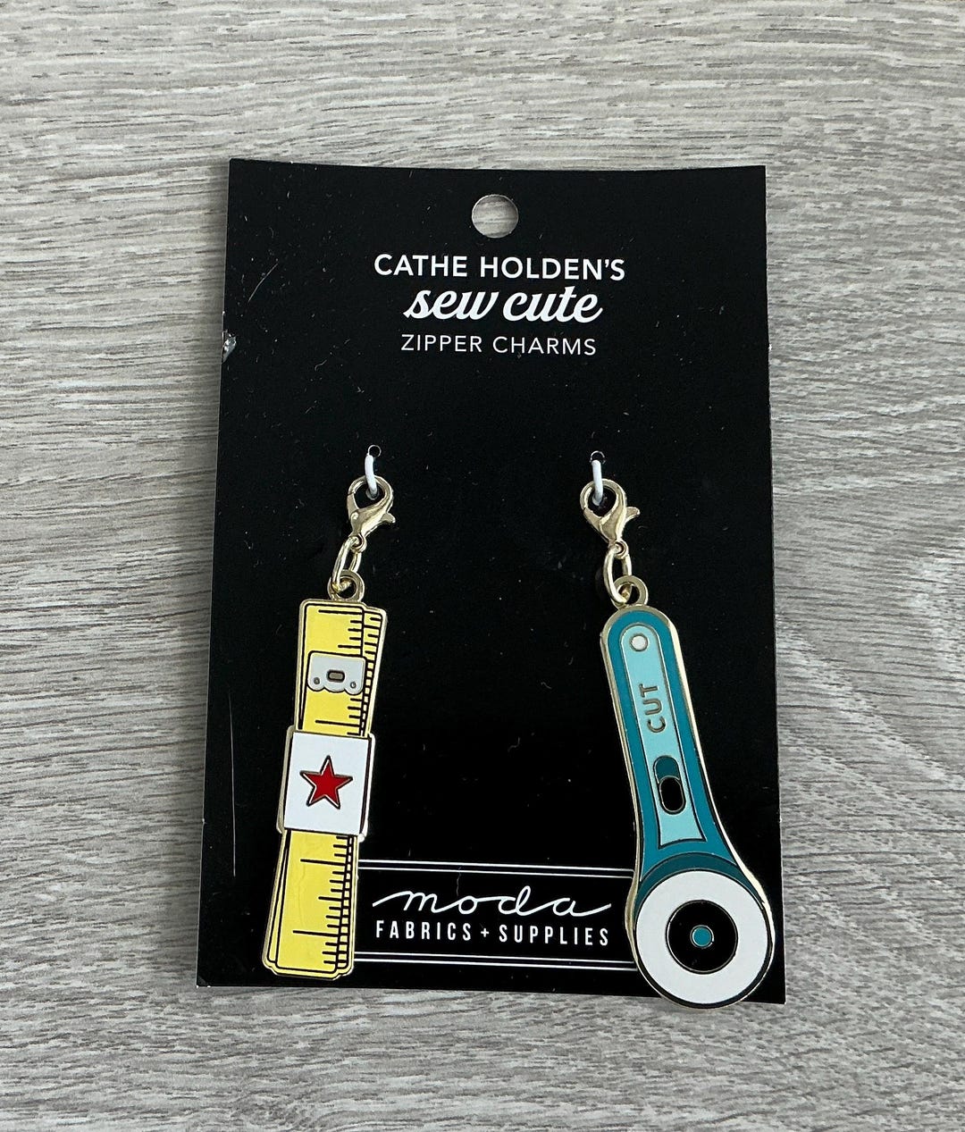 Moda - Measure Cut Zipper Pulls - Tape Measure and Rotary Cutter ...
