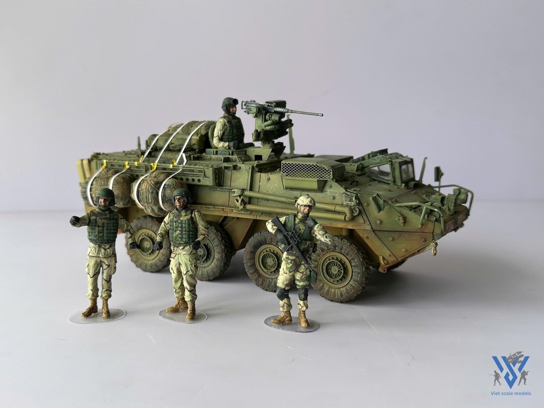Pre-Order, STRYKER M1126 mit 4 Figuren, Trumpeter-Maßstab 1/35, gebaut ...
