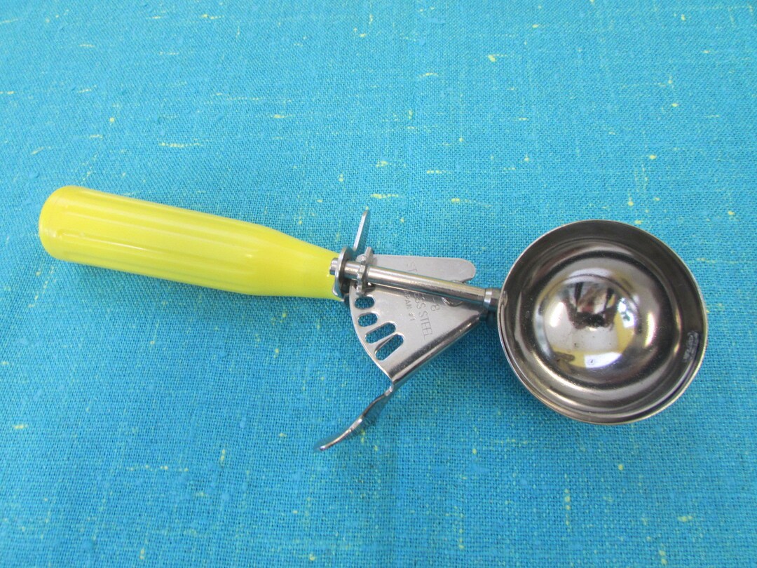 Vintage Classic 18-8 Stainless Ice Cream Scoop With Yellow Handle, 81/2 ...