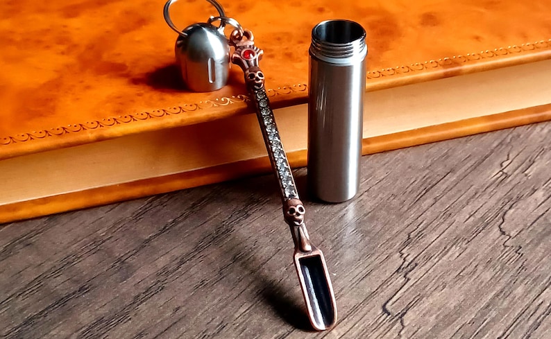 Diamante Crafting Shovel Keychain With Waterproof Mini Storage Case ...