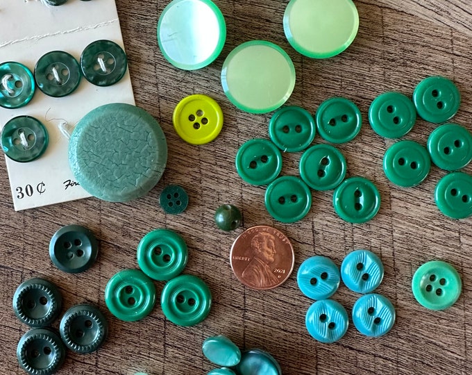 Lot of 45 Vintage Green Buttons - Plastic Buttons - Varied Sizes Many ...