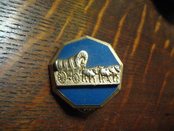 Conestoga Wagon & Horses P23 Uniform Lapel Pin - Gem