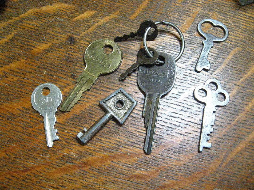 Antique Vintage Metal Keys Set (8) - Etsy
