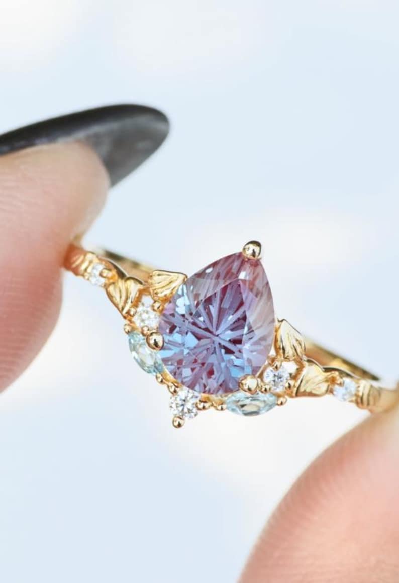 Anillo de compromiso único de alejandrita en forma de pera con corte de ...
