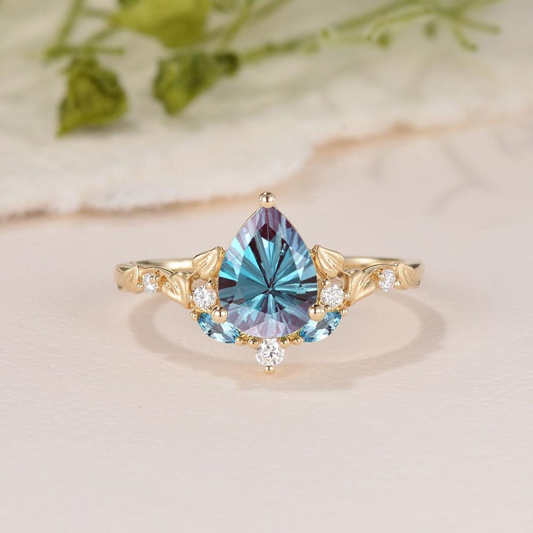 Anillo de compromiso único de alejandrita en forma de pera con corte de ...