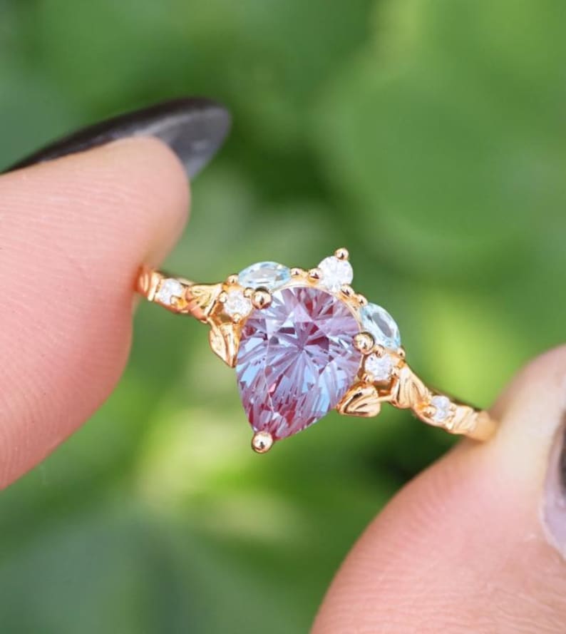 Anillo de compromiso único de alejandrita en forma de pera con corte de ...