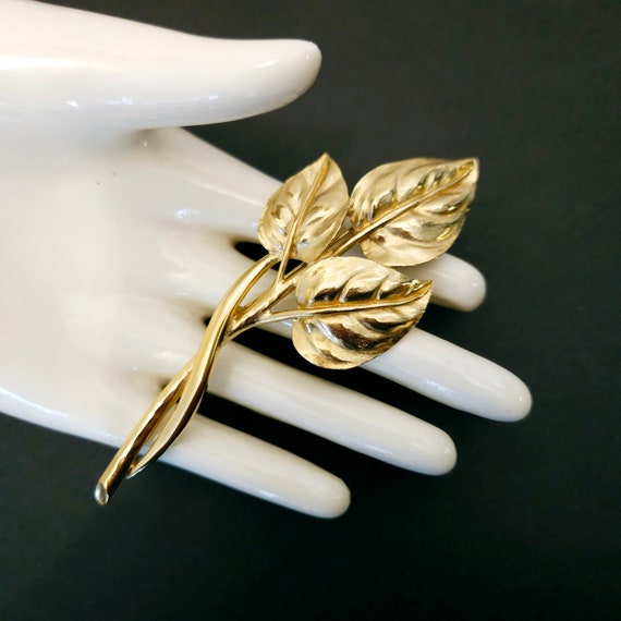 Vintage Large TRIFARI Gold tone Leaves and Stem Brooch - Gem