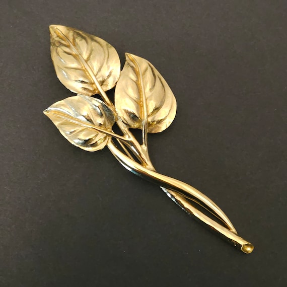 Vintage Large TRIFARI Gold tone Leaves and Stem Brooch - Gem