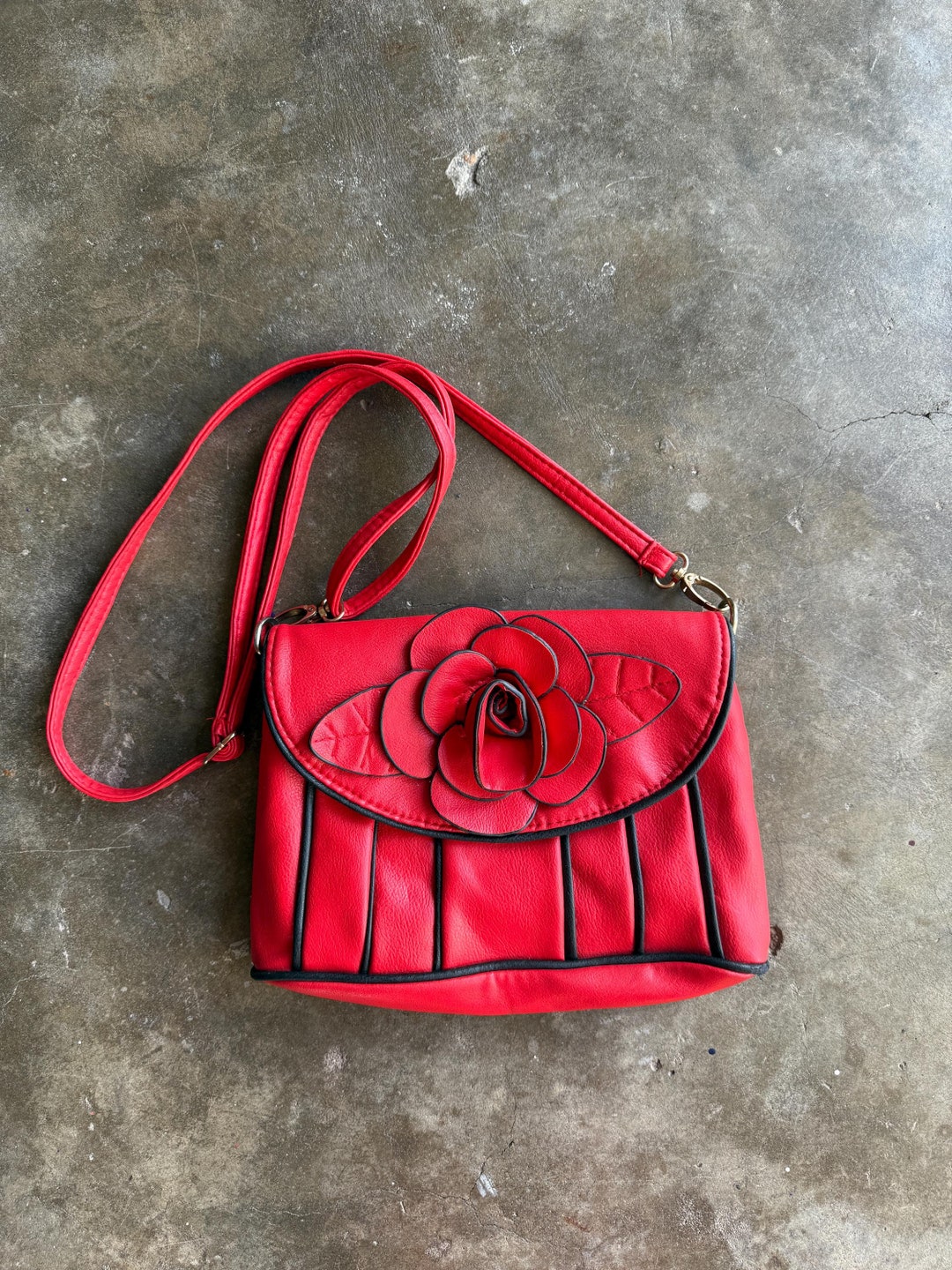 Retro 80s Handbag \\ Red Rose // Black Piping Detail - Etsy