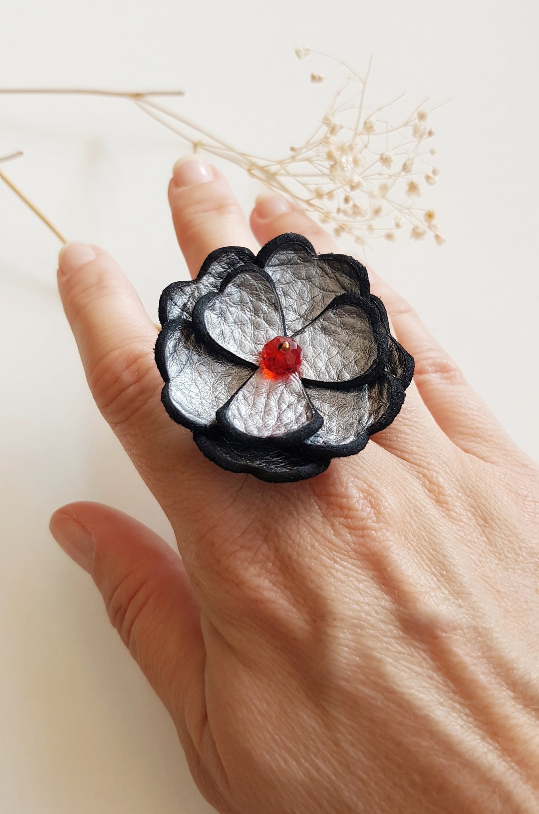 Bague florale tendance, fleur en cuir argenté surdimensionnée, bague ...