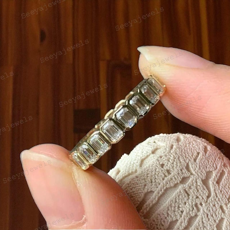 Bezel Emerald Gold Band - Etsy