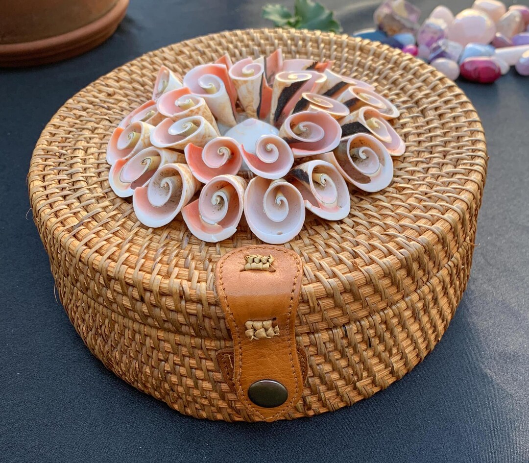 Beautiful Rattan Seashell Round Basket Storage Basket Trinkets Make-up ...