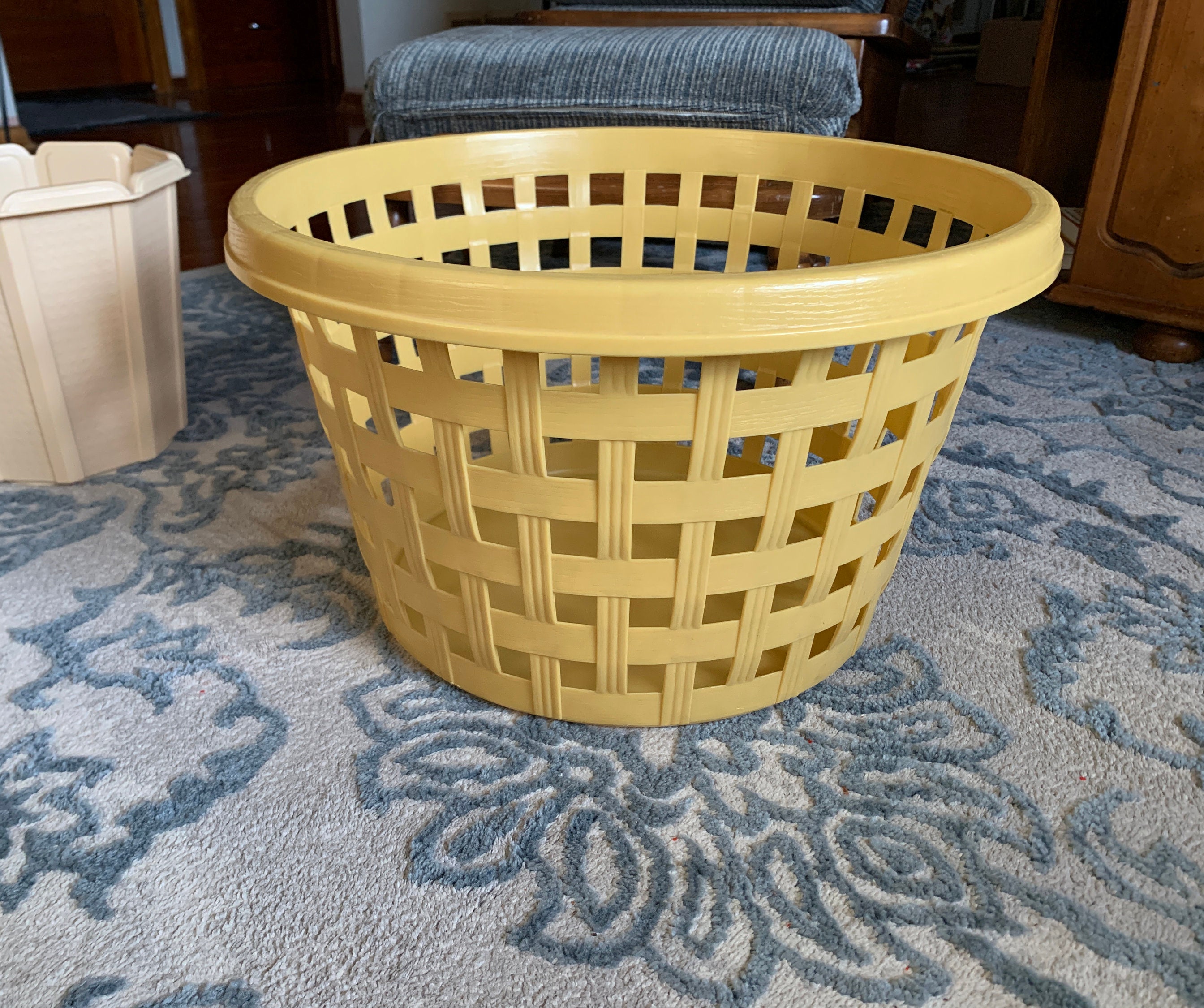 Rubbermaid Laundry Basket