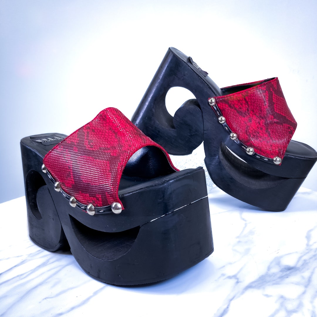 90's Does 70's Swirl Cut Out Wood Platform Wedge With Silver Studded ...