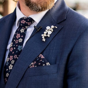 Mens Elegant Flower Brooch Pin, Pearl Petal Gold Flower Lapel Pin ...