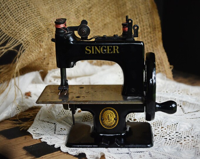 Vintage Child's Singer Sewing Machine / Cast Iron Chain Stitch Sewing ...