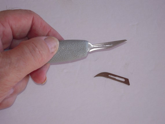 Ergonomic store scalpel handle