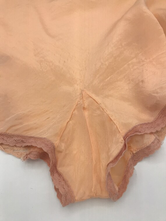 Vintage 1940s Tap Pants, 40s Peach Rayon and Lace Pan… - Gem