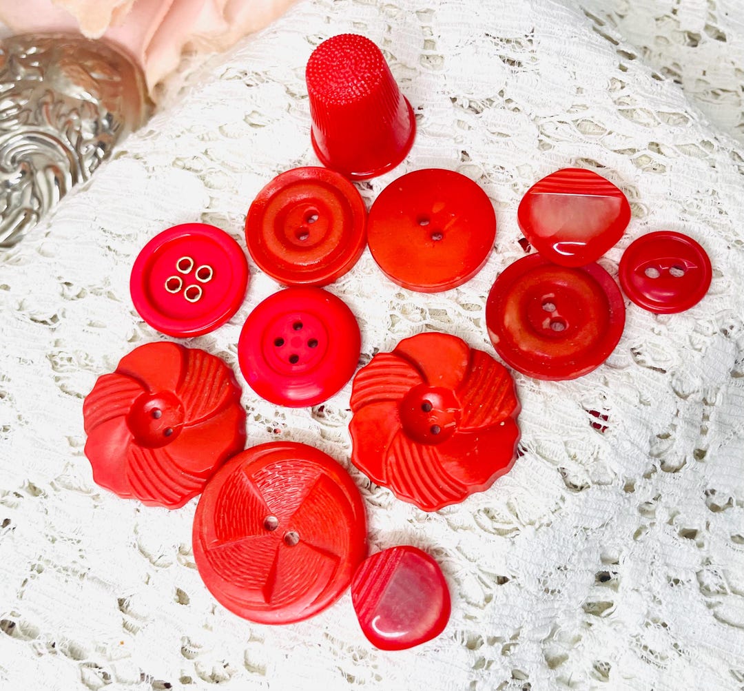 Vintage Red Thimble & RED BUTTONS 18 Old Plastic- Vintage Christmas - Etsy