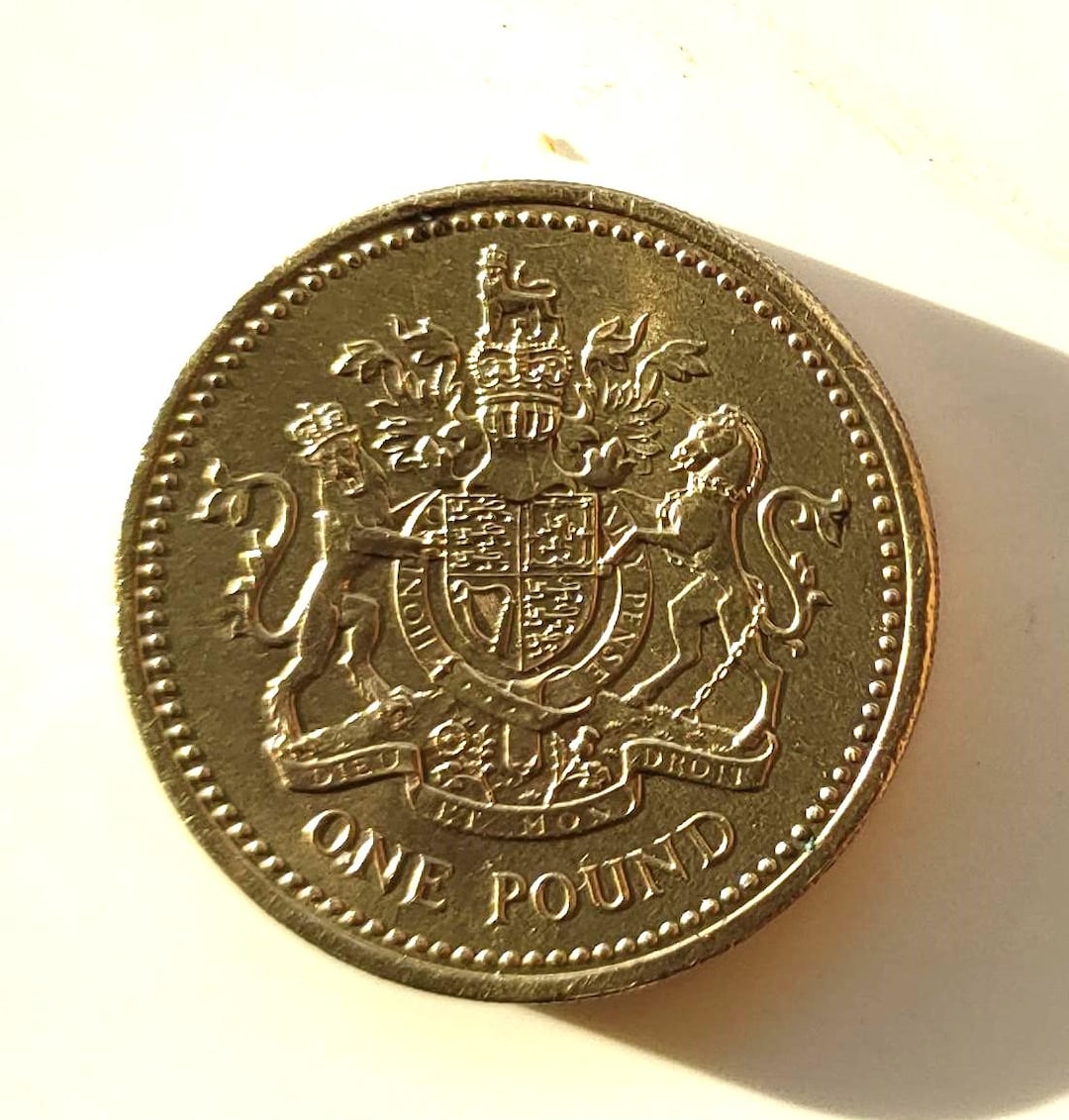 1983 UK One Pound Coin: Wriring Fault "decus Et Tutamen" Error ...