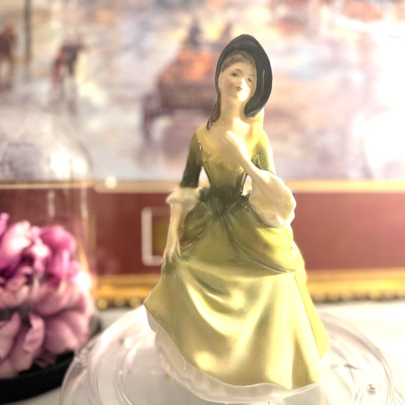 Royal doulton figurines green dress - Etsy Italia