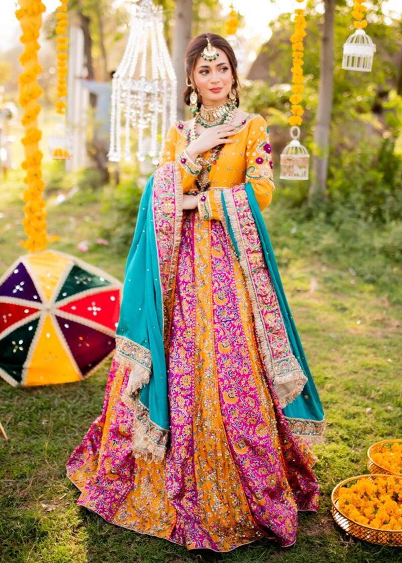 Mendhi Outfit| Pakistani Wedding Mayou Outfit| Luxury Bridal Wedding ...