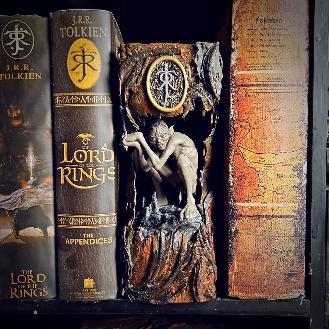Gollum Book Nook, Lord of the Rings Decor, Middle-earth Bookshelf ...