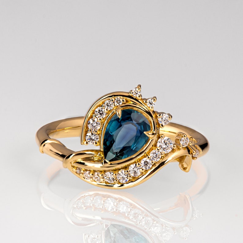 Anillo de compromiso Twisting Vines con halo y zafiro verde azulado en ...